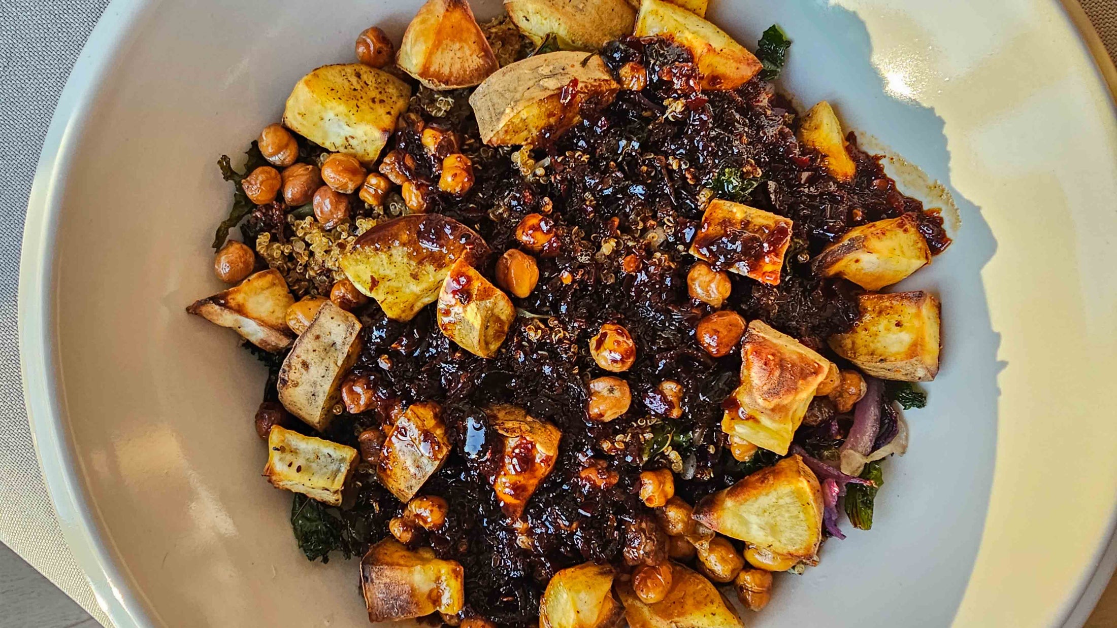 Spicy Harvest Quinoa Bowl with Chickpeas – SIMPLi