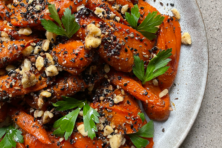 Sweet & Spicy Roasted Carrots With Walnut Chia Dukkah – SIMPLi